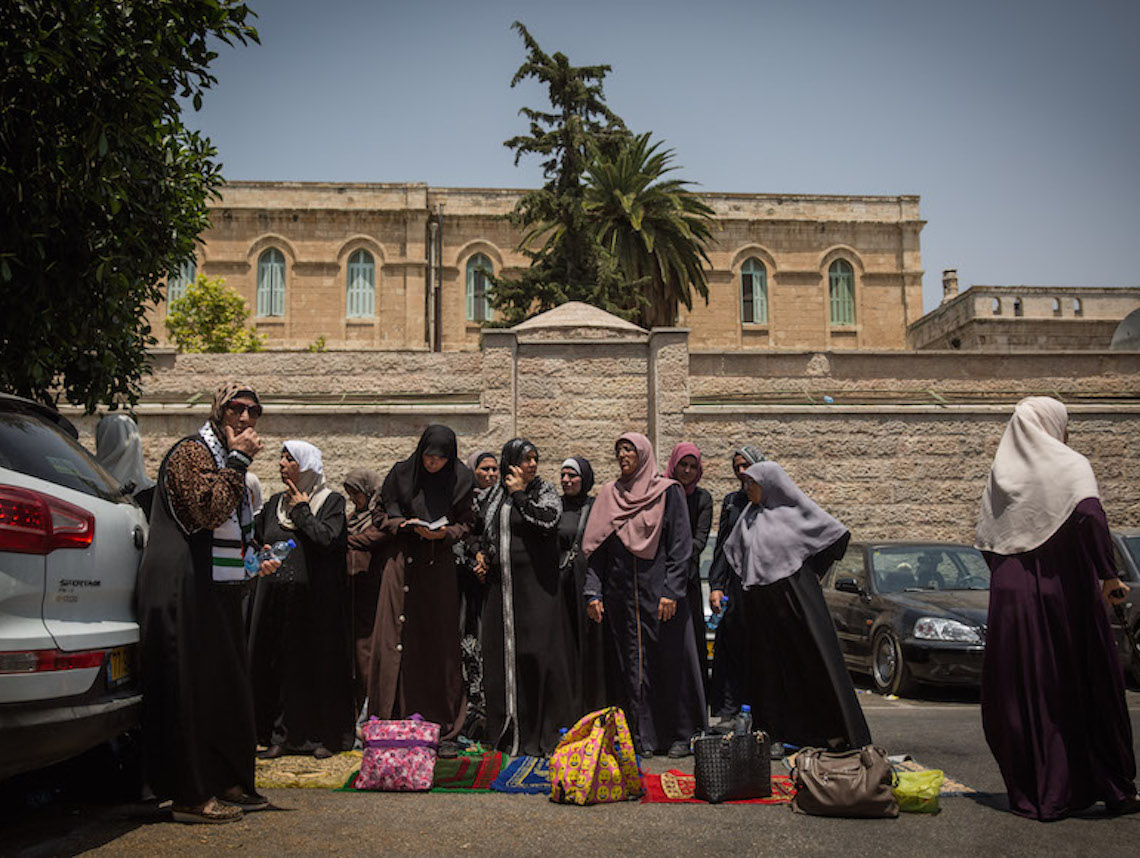 Muslim worshippers stay away from Temple Mount despite removal of metal ...